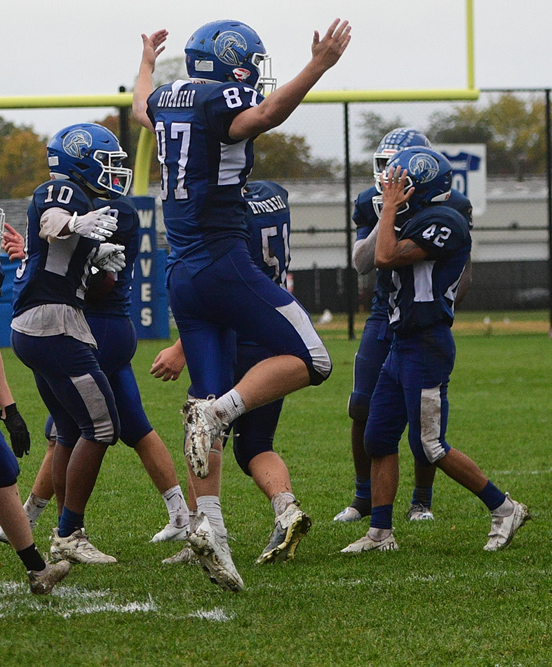 Football: Riverhead scores win to get in playoffs as Funn runs for 2 ...