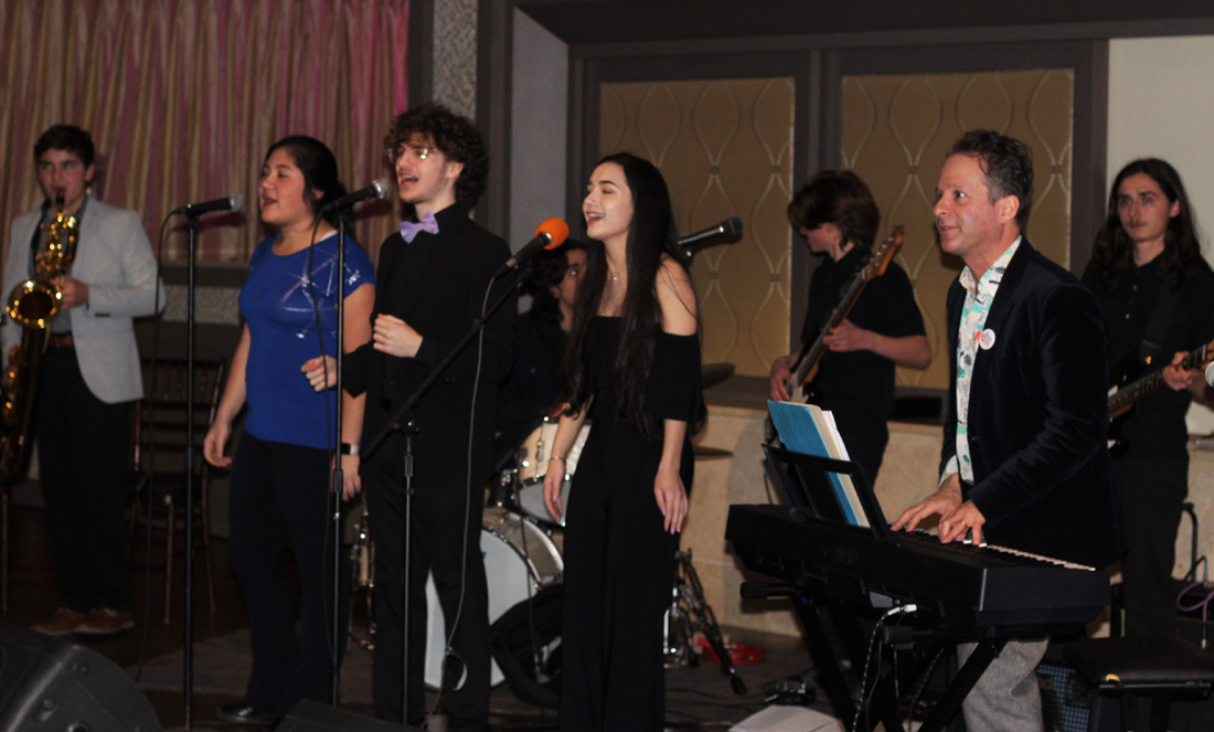 Local students perform alongside jazz musician Eli Yamin - Riverhead ...
