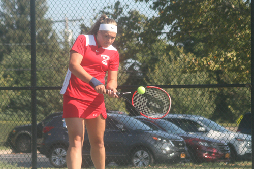 Girls Tennis: Wrist pain doesn’t stop Thompson - The Suffolk Times Archives