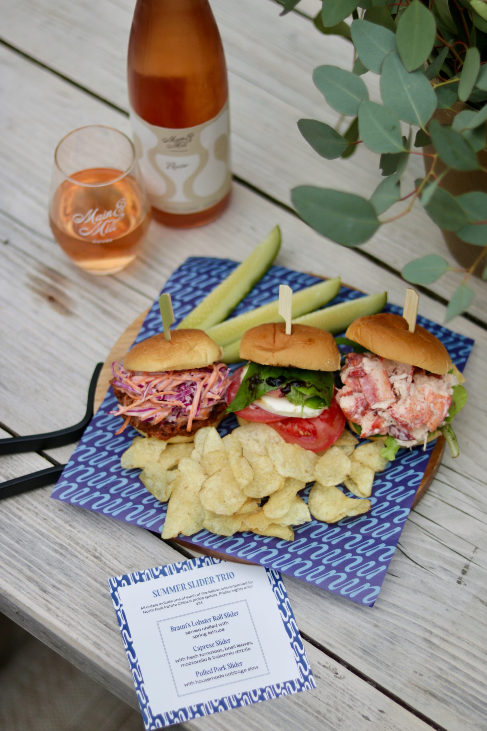 SUMMER FRIDAYS: LIVE MUSIC & SLIDERS - Northforker