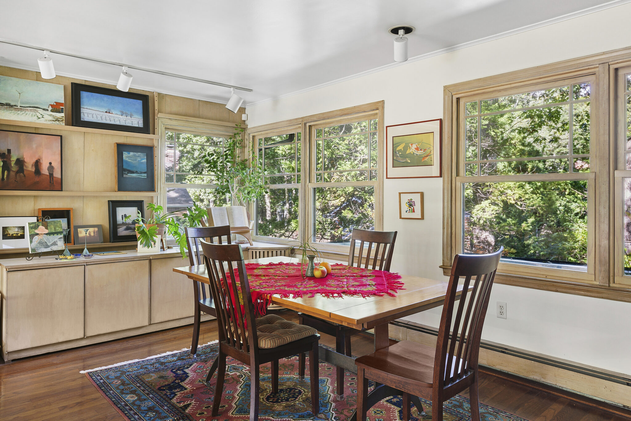 North Fork Dream Home: a tree-house like home with a garden in Cutchogue